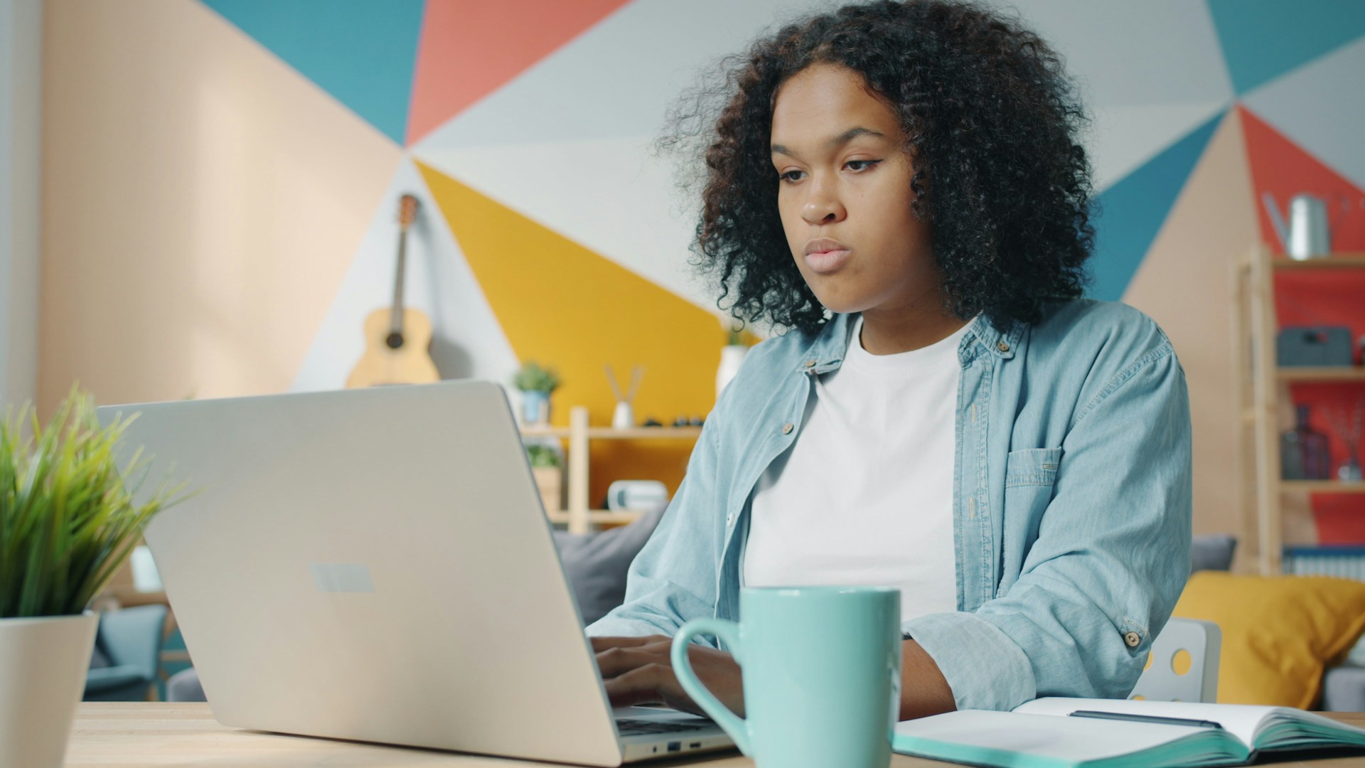 Hoe kan ik als introvert persoon mijn kwaliteiten op werk laten zien?